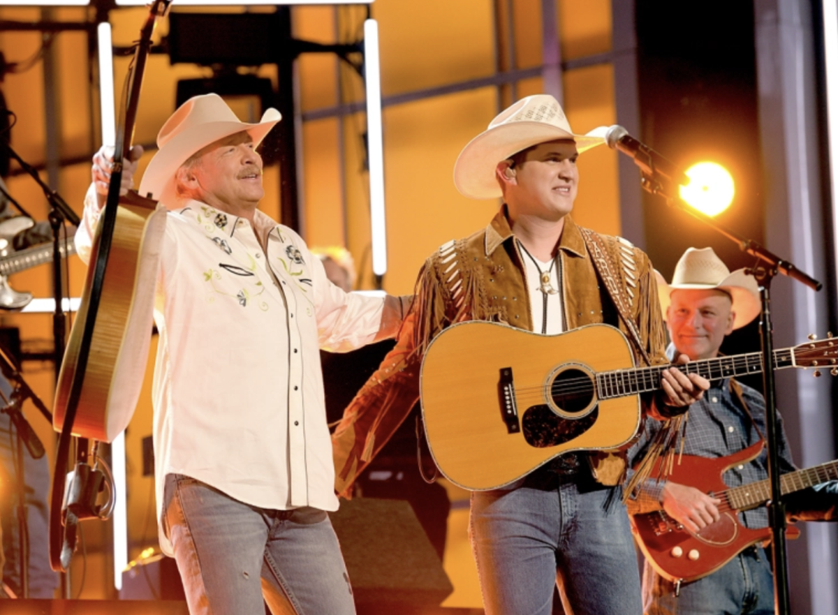 WATCH: Jon Pardi Pays Tribute To Alan Jackson With "Drive" Performance.