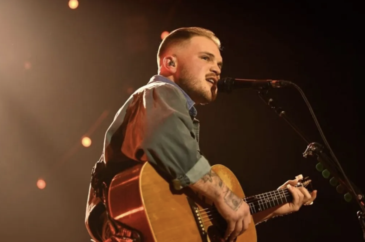 WATCH: Zach Bryan Performs New Song "The Great American Bar Scene" For ...