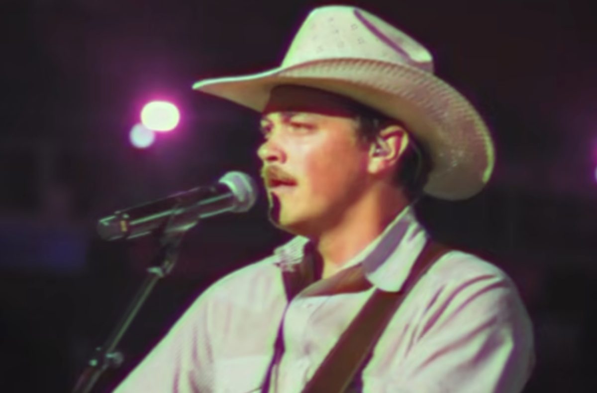 Zach Top Delivers Jaw-Dropping Acoustic Performance Of "Use Me" At CMA ...