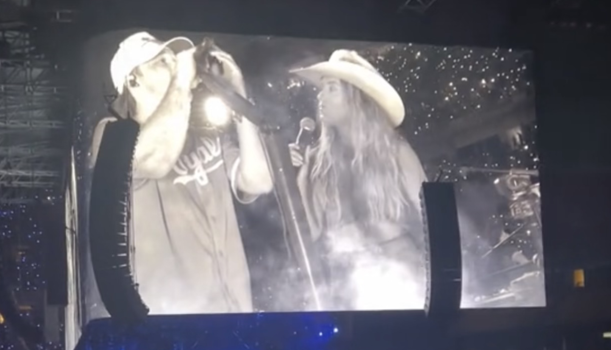 WATCH: Morgan Wallen Brings Out Lainey Wilson For Surprise Performance ...