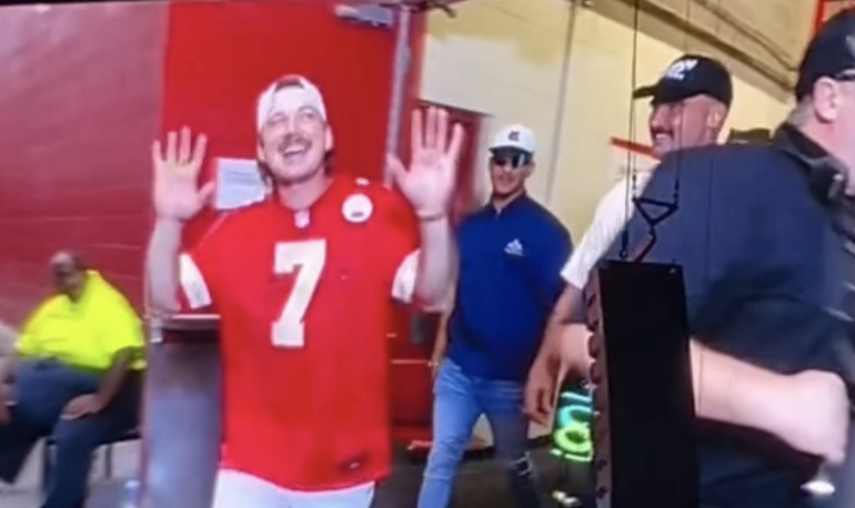 Morgan Wallen Walks Out With Travis Kelce, Patrick Mahomes and Chris ...