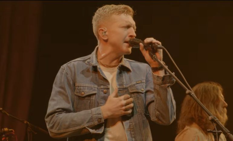 WATCH: Tyler Childers Delivers Electric Performance Of "Rustin' In The ...