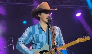 WATCH: Zach Top Delivers Flawless Rendition of Keith Whitley's "Between ...